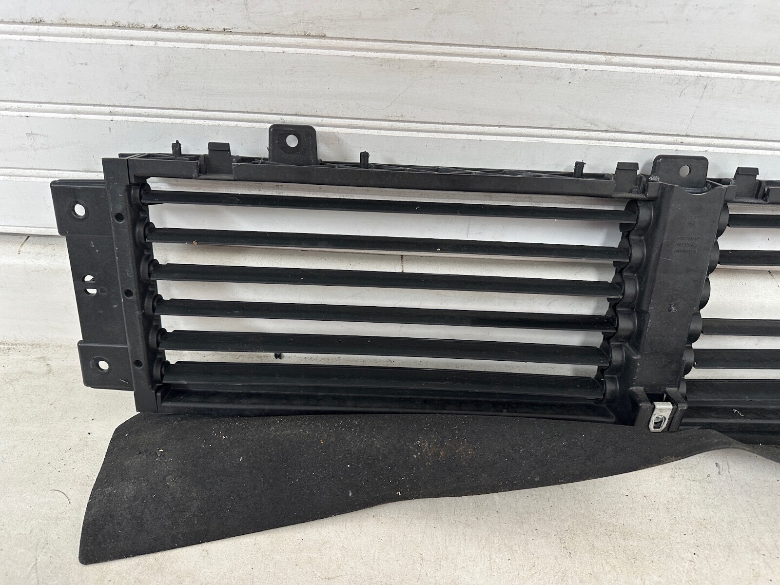 Used Oem 2020-2023 Gmc Sierra 2500/3500hd Front Lower Radiator Shutter ...