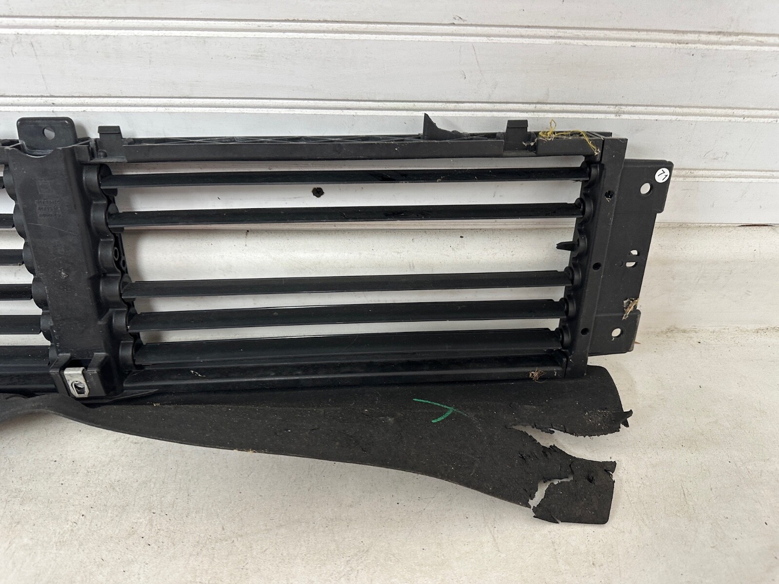 Used Oem 2020-2023 Gmc Sierra 2500/3500hd Front Lower Radiator Shutter ...