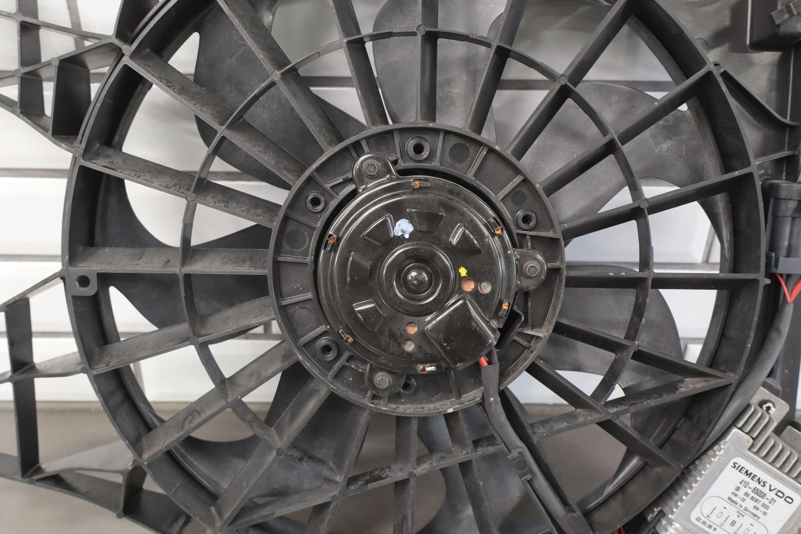 Used 2005-2013 Chevy C6 Corvette 6.0l Ls2 Engine Cooling Fan W/shroud ...