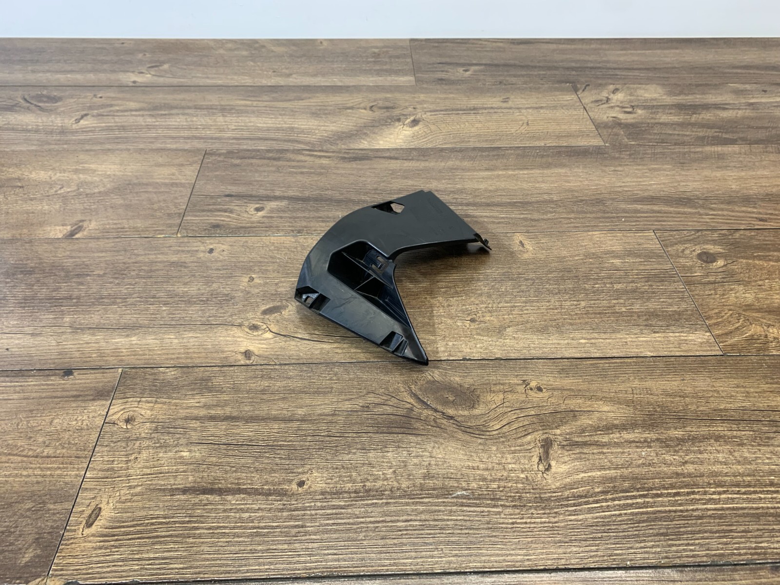 Used 2018-2022 Bmw M5 Front Bumper Upper Guide Support Bracket Right ...